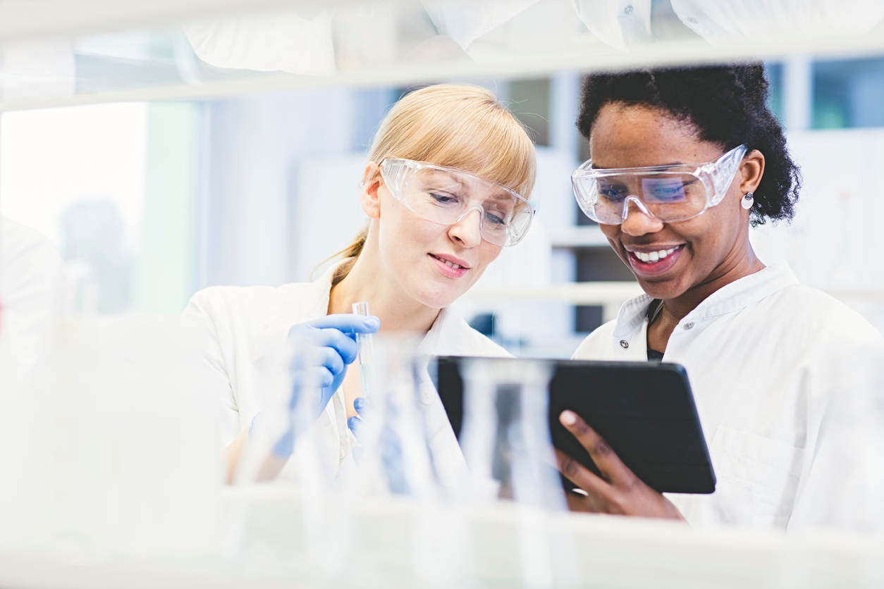 Scientists working together in lab – CMLTO